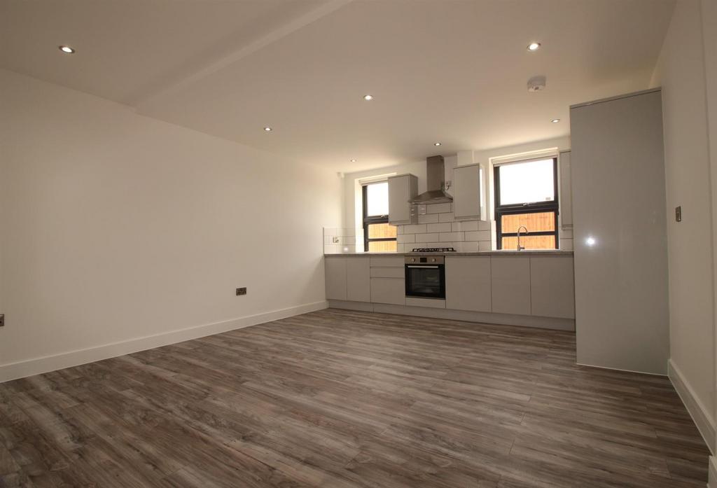 Murchison Road, London E10 2 bed apartment - £1,850 pcm (£427 pw)
