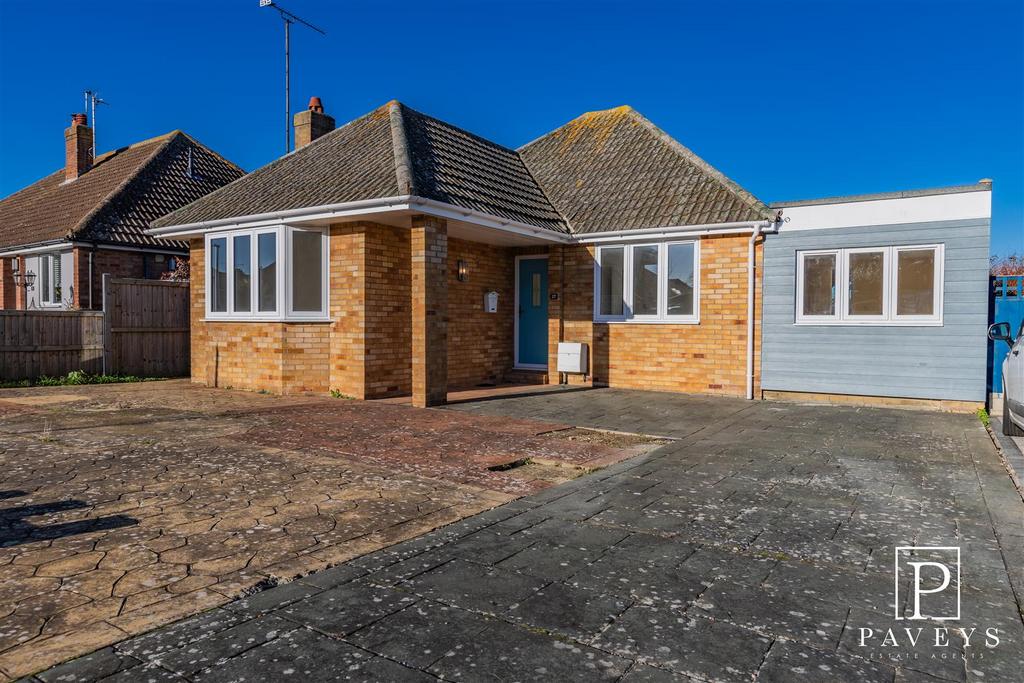 Quendon Way, Frinton-On-Sea 2 bed detached bungalow for sale - £375,000