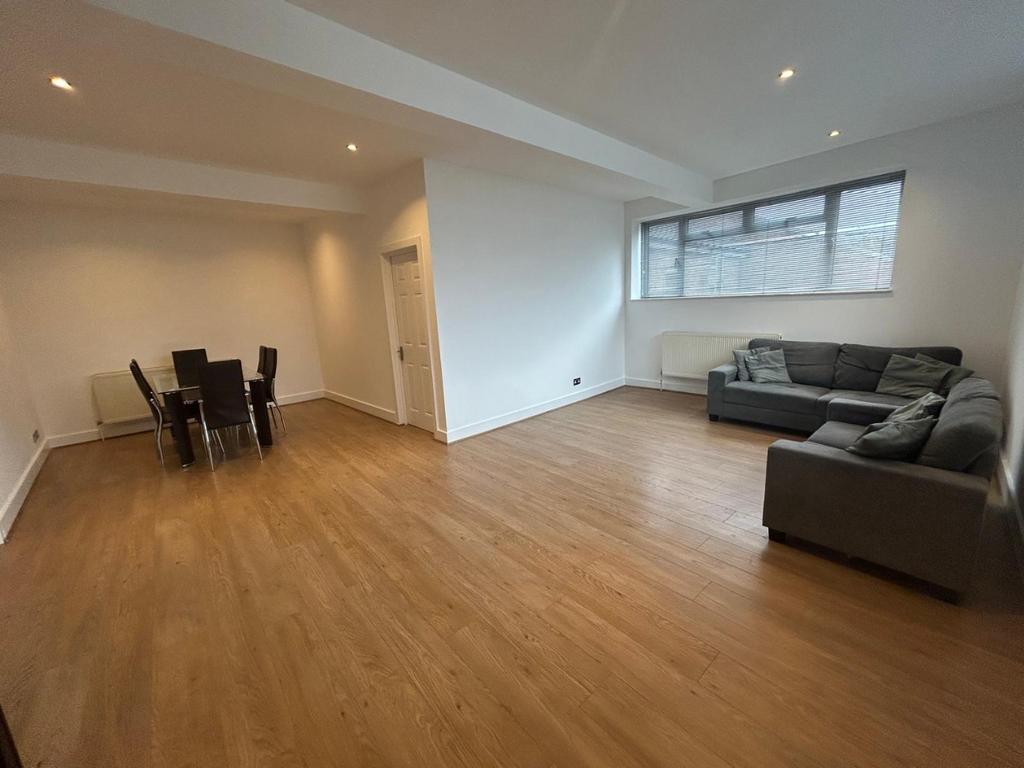 7-9 Russell Parade, London NW11 2 bed flat - £2,000 pcm (£462 pw)