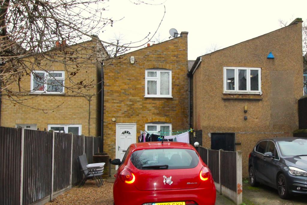 Rainham RM13 2 bed semi-detached house - £340,000