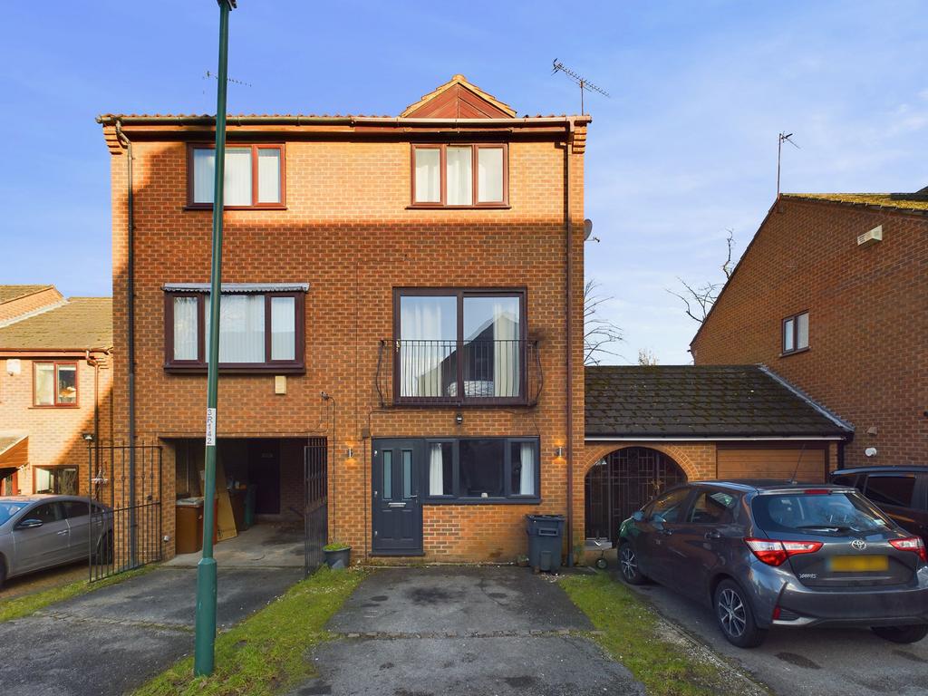 Romans Court, Nottingham NG6 4 bed townhouse - £230,000