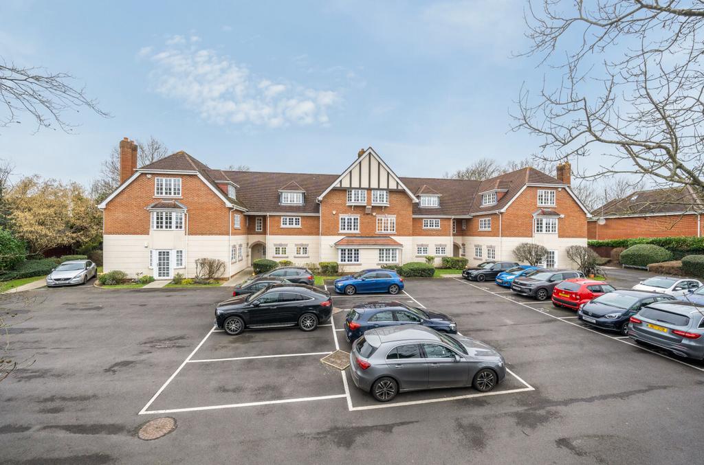 Courtney Place, Binfield RG42 2 bed maisonette for sale - £425,000
