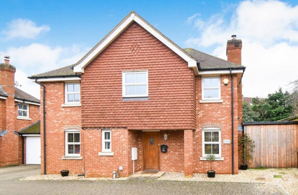 Holt Lane, Hook RG27 4 bed detached house for sale - £675,000