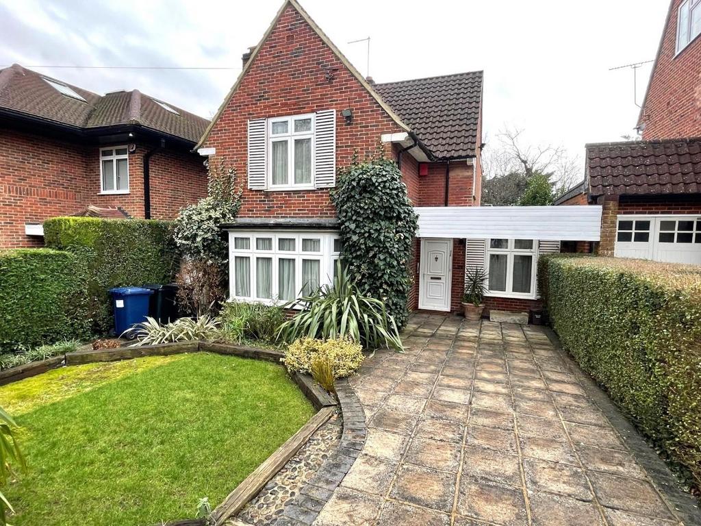 Sunnyfield, Mill Hill, NW7 3 bed detached house - £2,500 pcm (£577 pw)