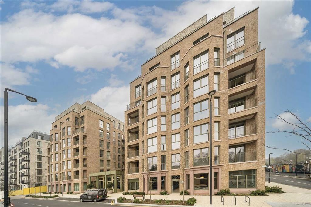Ribbon Lane, London NW2 2 bed flat - £2,349 pcm (£542 pw)