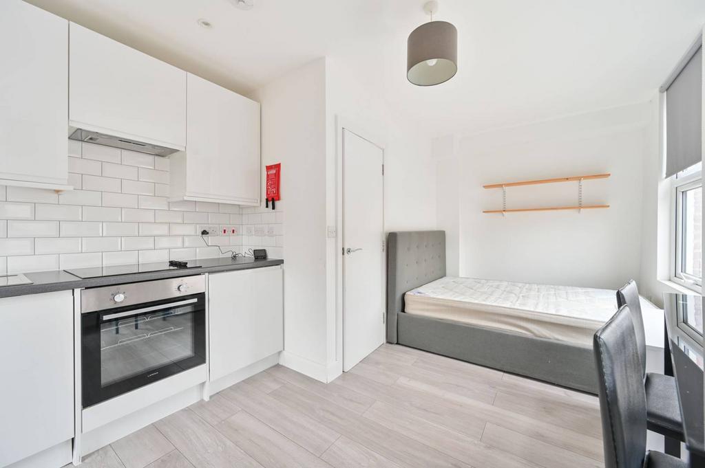 Chapter Road, Willesden, London, NW2 Studio - £1,250 pcm (£288 pw)