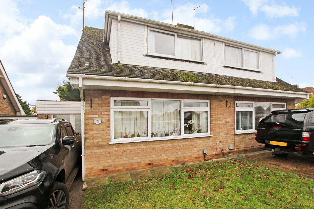 Dunstable LU5 3 bed semi-detached house - £1,400 pcm (£323 pw)