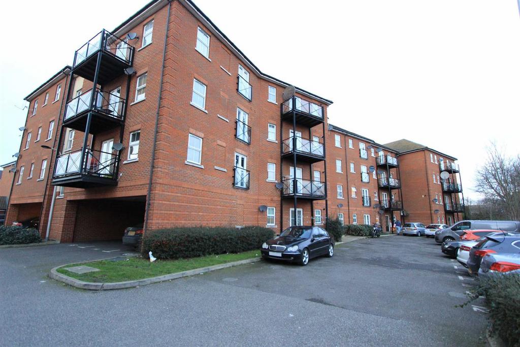 Piper Way, Seven Kings 2 bed flat for sale - £250,000
