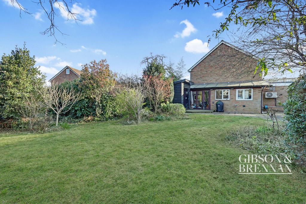 Theydon Crescent, Basildon, SS14 4 bed semi-detached house - £470,000