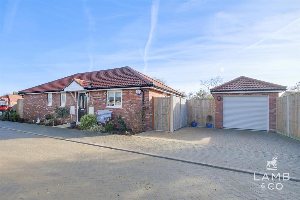 St Johns Road, Clacton-On-Sea CO16 3 bed detached bungalow - £350,000