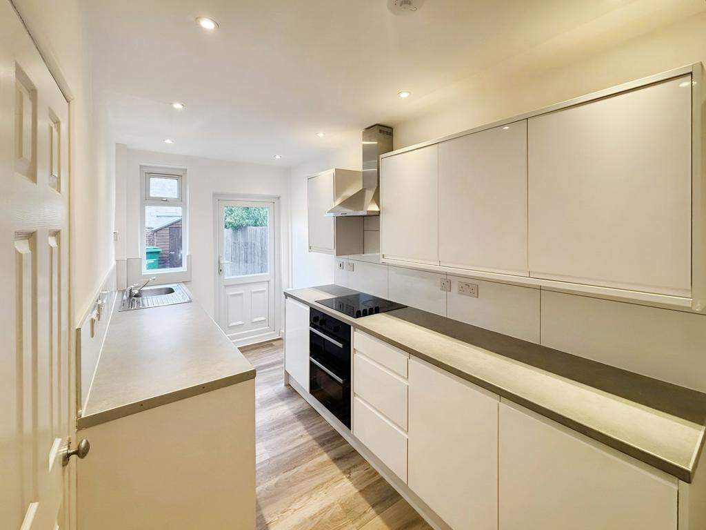 Elliman Avenue, Slough SL2 3 bed house - £1,950 pcm (£450 pw)