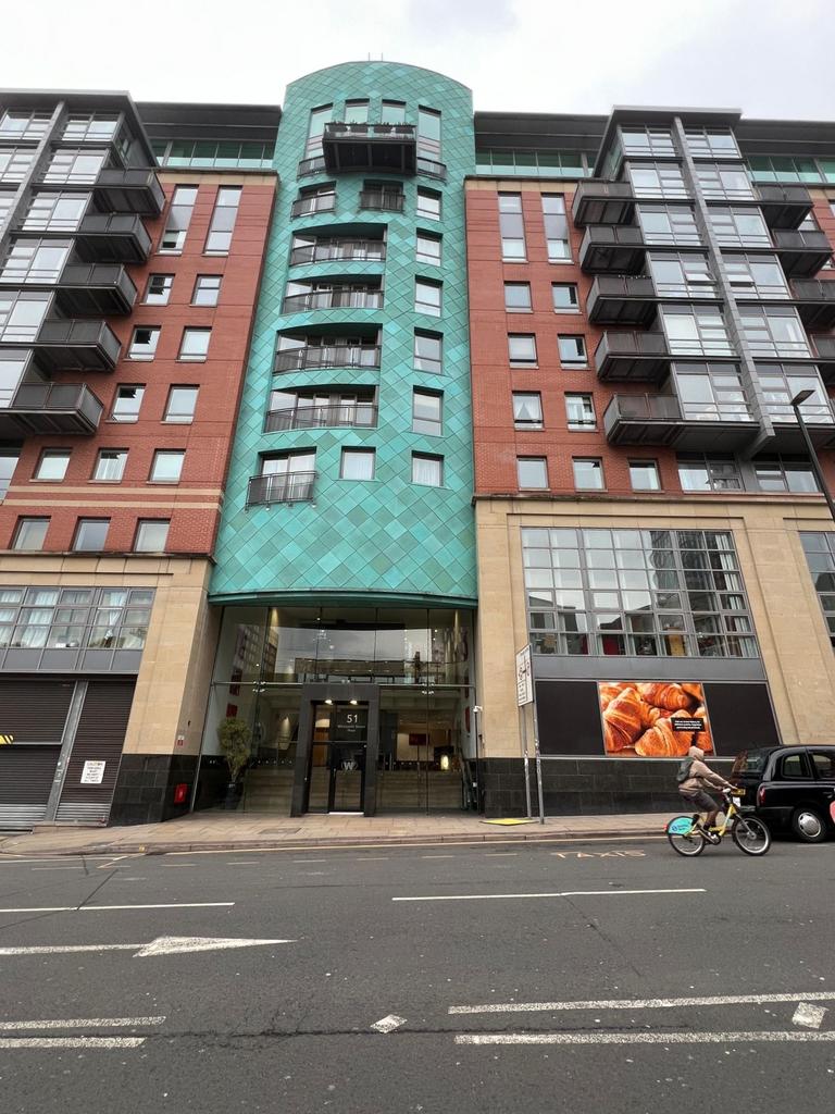 Whitworth Street, Manchester M1 2 bed flat - £1,400 pcm (£323 pw)