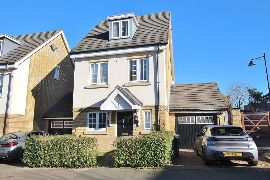Brookwood Farm Drive, Woking GU21 3 bed detached house - £589,950