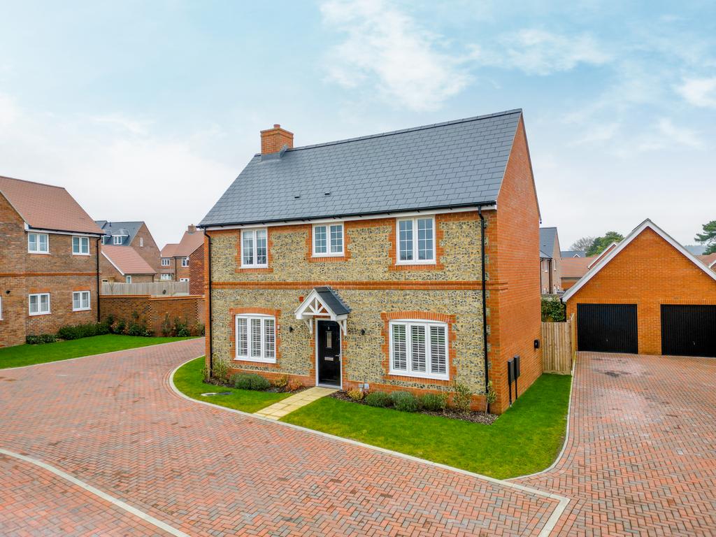 Drayton Close, Tring HP23 4 bed detached house - £810,000