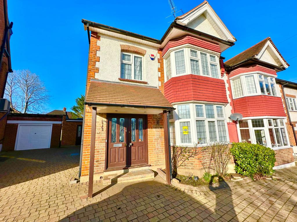 London N12 5 bed semi-detached house - £6,000 pcm (£1,385 pw)