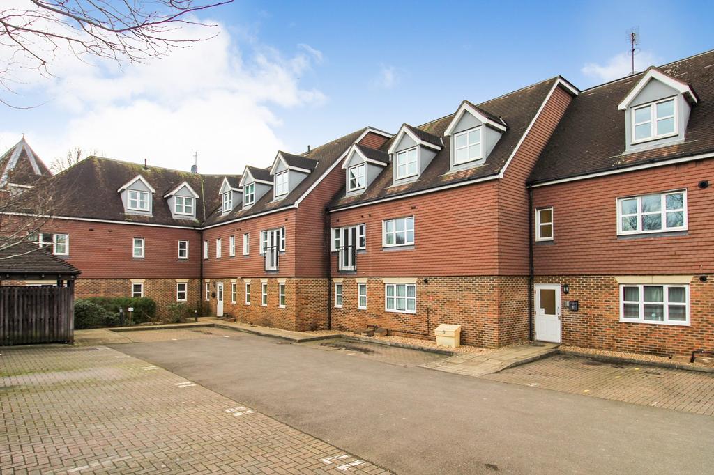 Brookhill Road, Copthorne, Crawley... 1 bed flat - £180,000