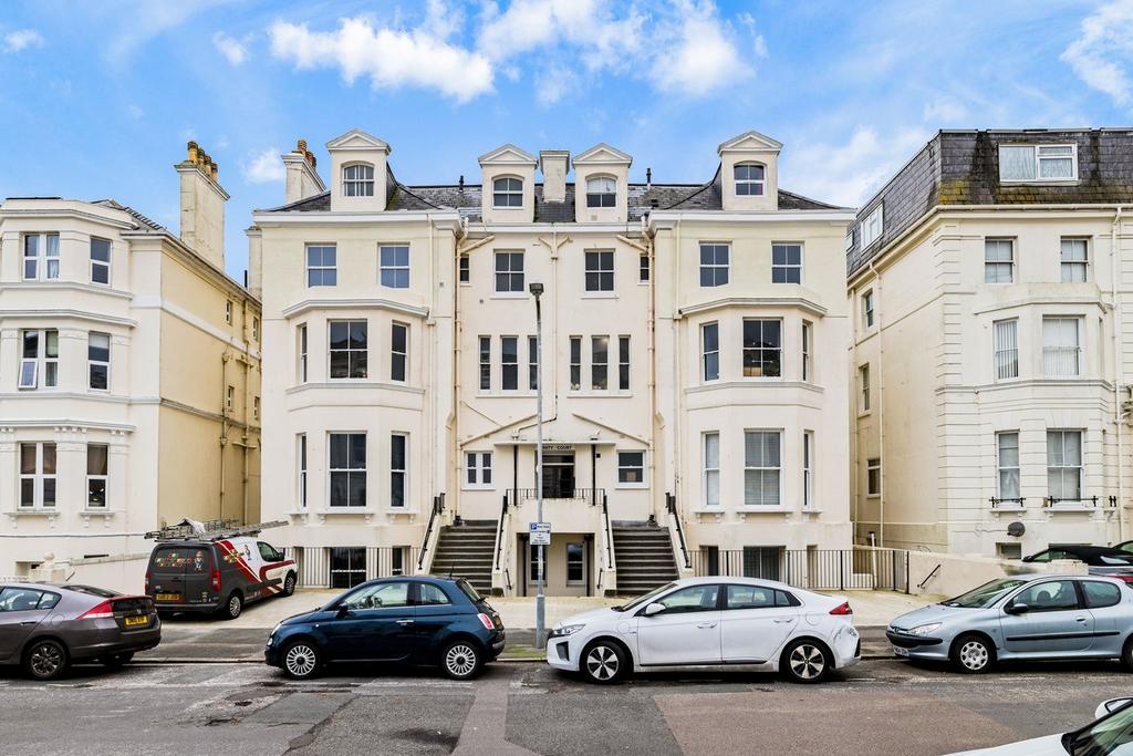 Trinity Gardens, Folkestone, CT20 2 bed flat for sale - £180,000