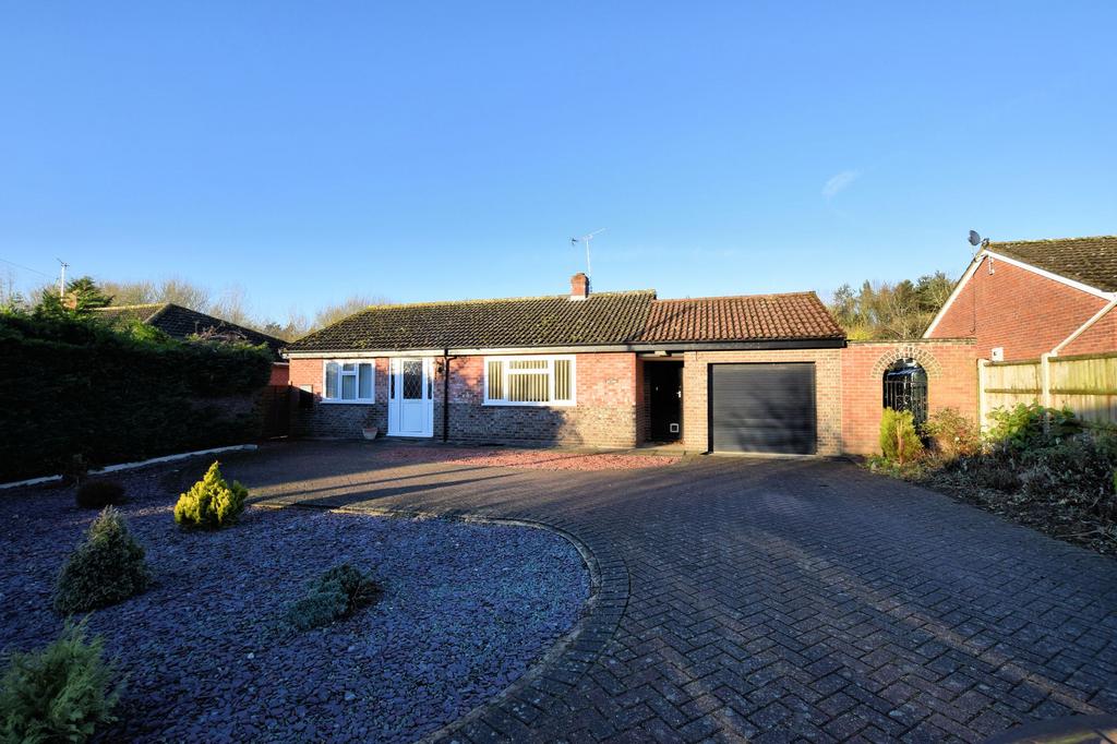Station Road, Wendling, NR19 2 bed detached bungalow - £900 pcm (£208 pw)
