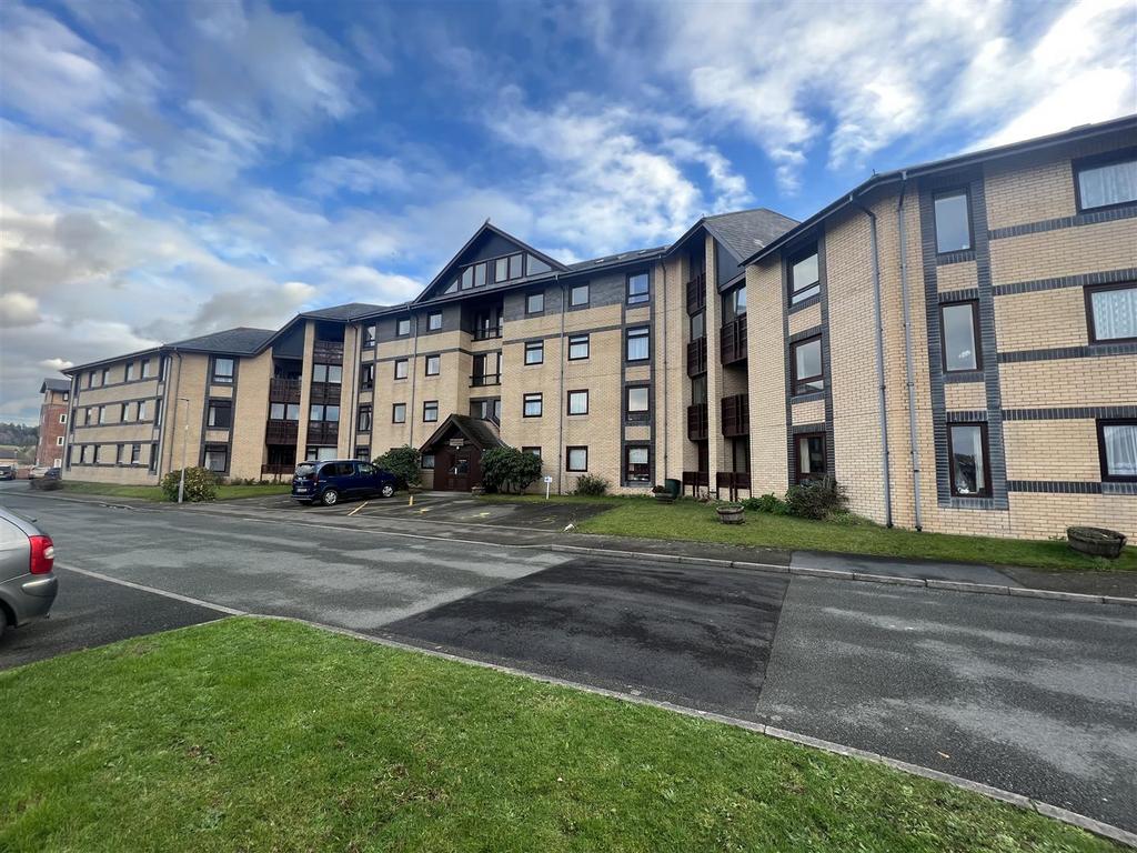 Gerddi Rheidol, Trefechan, Aberystwyth 2 bed flat for sale - £130,000