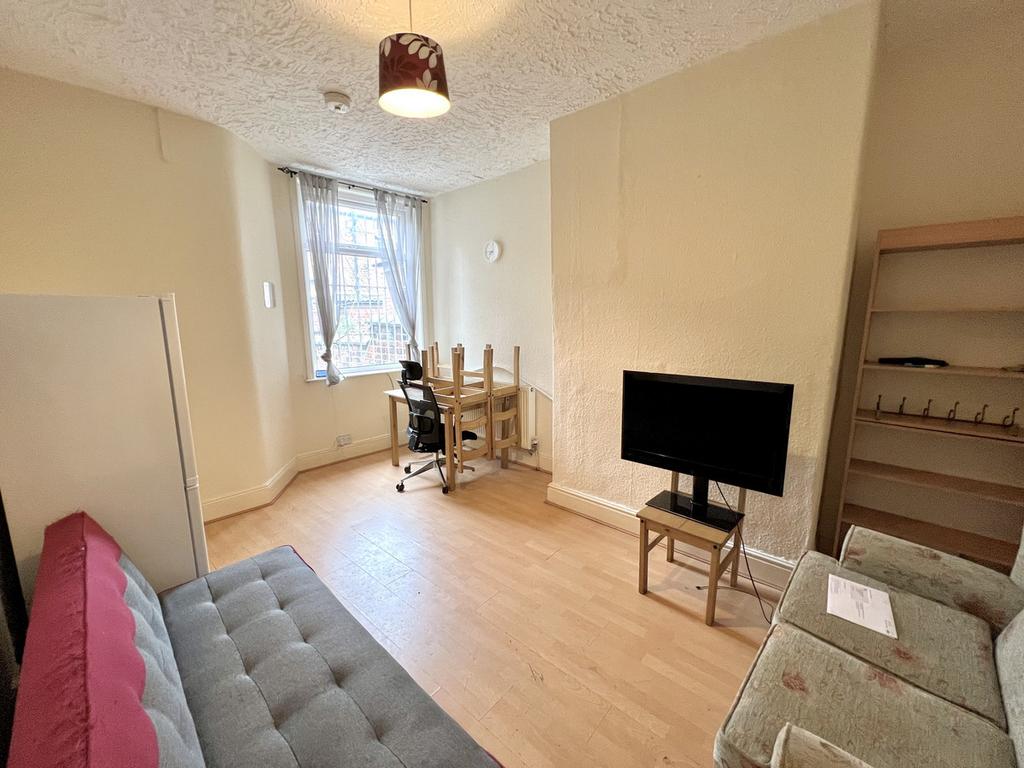 Redruth Street, Manchester, M14 7PX 3 bed terraced house - £1,300 pcm ...