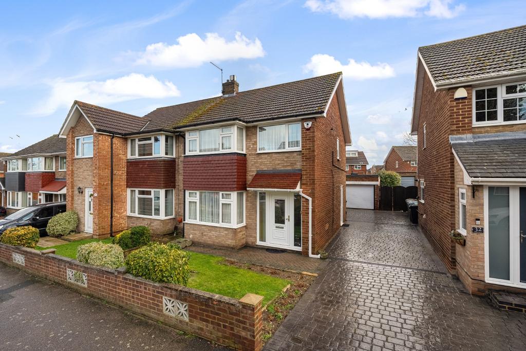Windhover Way, Gravesend DA12 3 bed semi-detached house for sale - £350,000