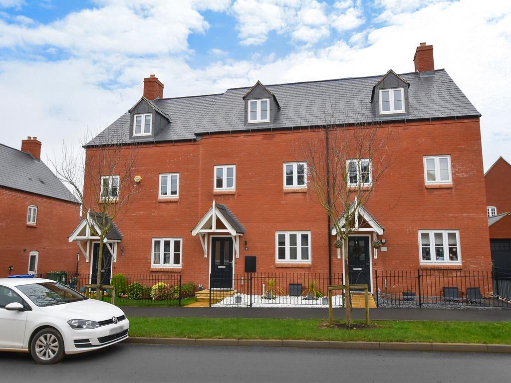 Redcar Road, Towcester, NN12 3 bed terraced house for sale - £365,000