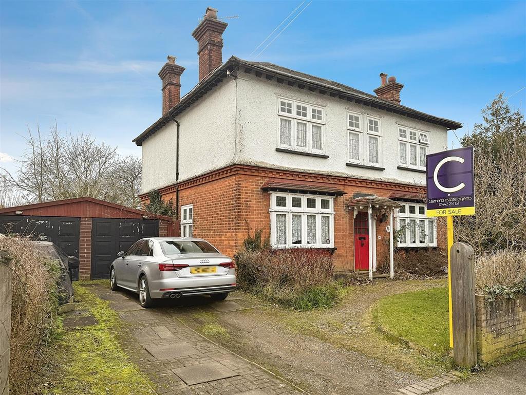 Hamilton Road, Kings Langley WD4 4 bed house - £839,995