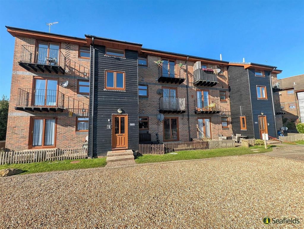 Marymead Close, Ryde, PO33 1JR 2 bed flat - £145,000