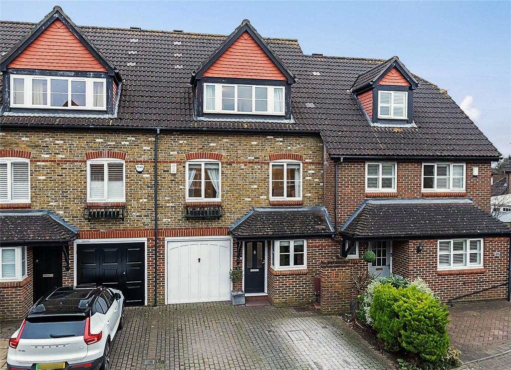 Virginia Place, Cobham, Surrey... 4 bed terraced house - £799,950