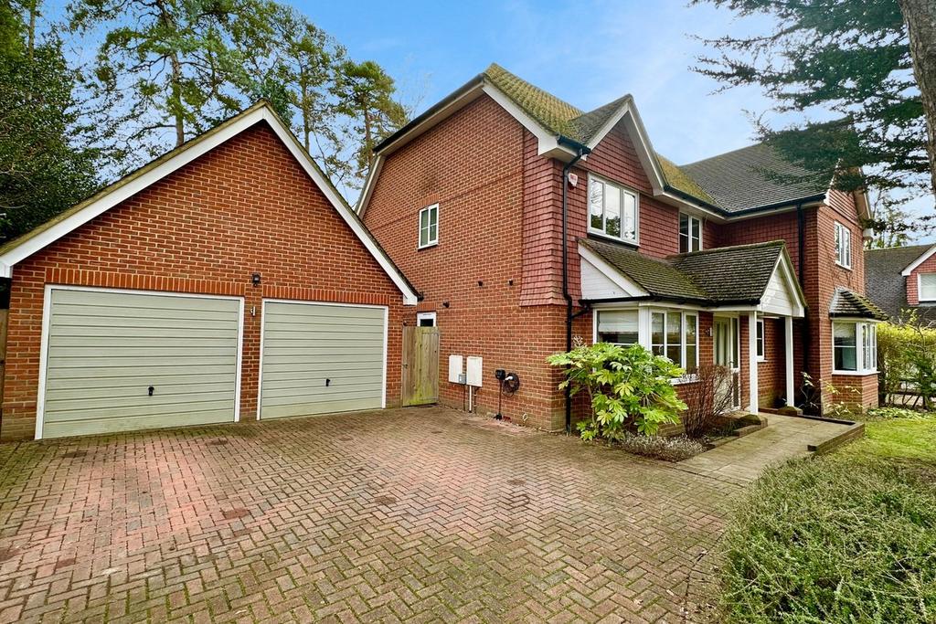 Roundway, CAMBERLEY GU15 5 bed detached house for sale - £900,000