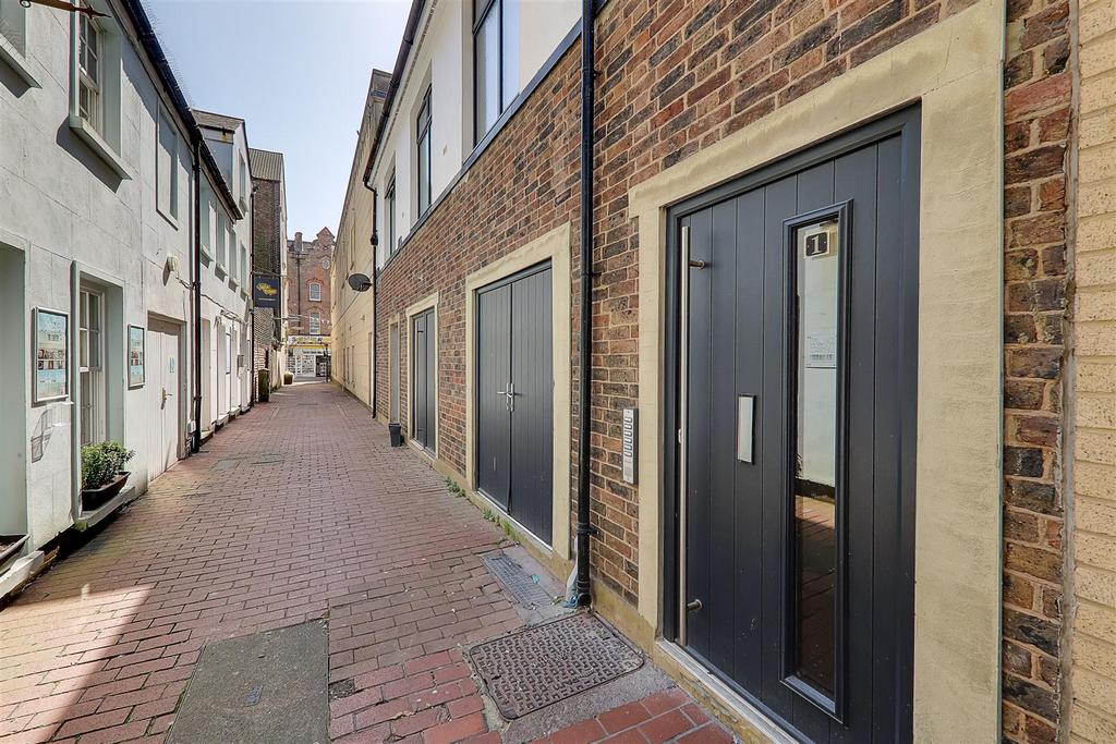 Field Row, Worthing BN11 2 bed flat for sale - £200,000