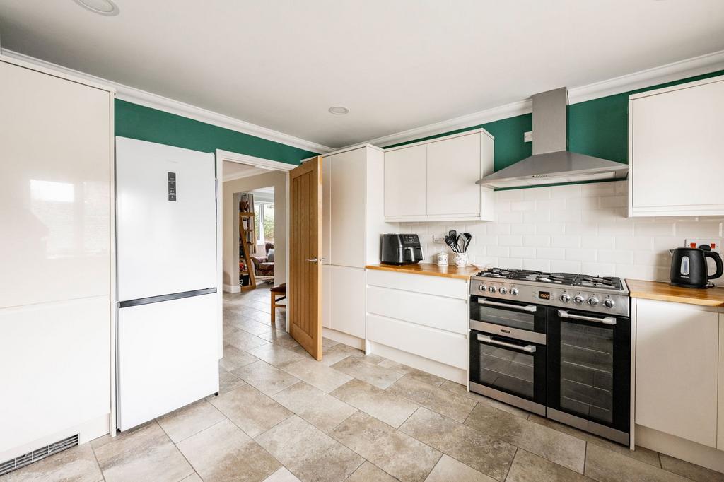 Church Road, Lowestoft NR33 4 bed chalet - £495,000