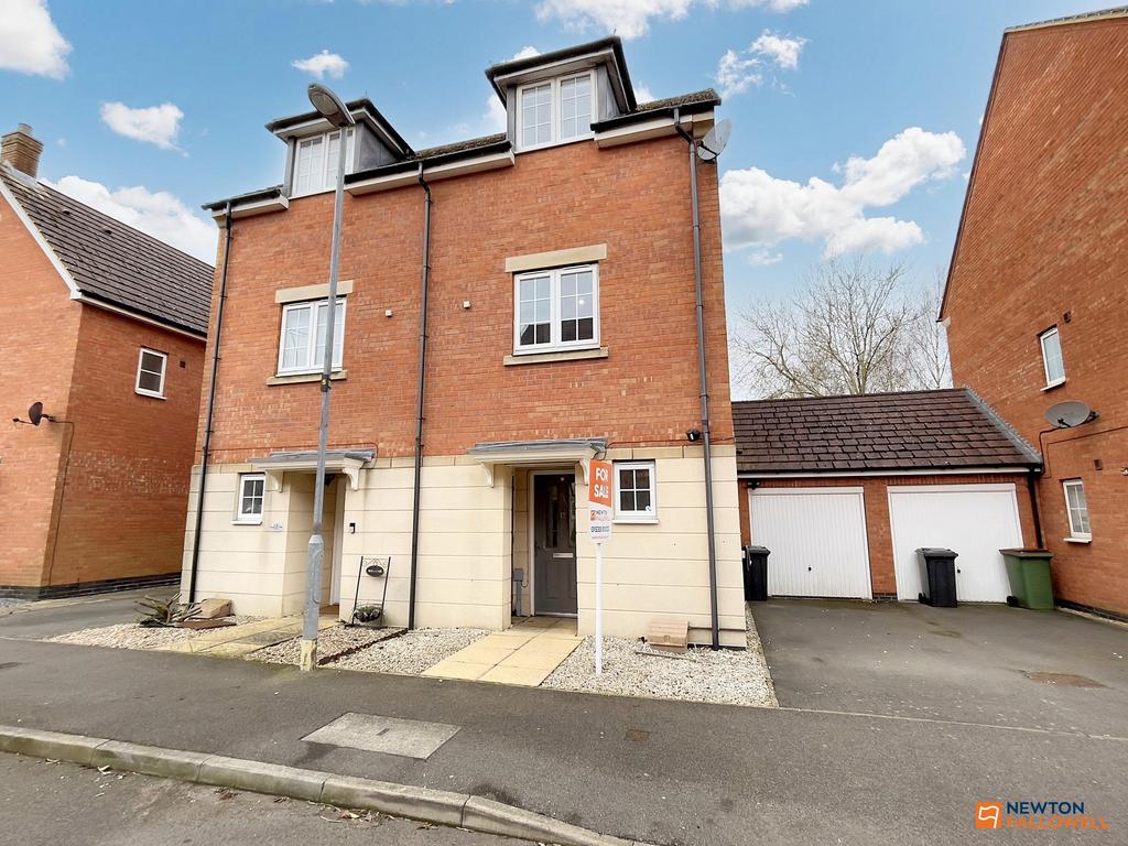 Discovery Close, Coalville, LE67 3 bed semi-detached house - £240,000