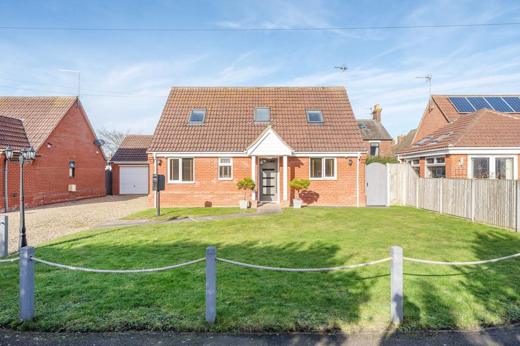 Garfield Terrace, Caister-On-Sea, NR30 3 bed chalet for sale - £365,000