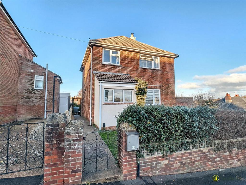 Longmead Road, Ryde, PO33 2TW 3 bed detached house - £280,000