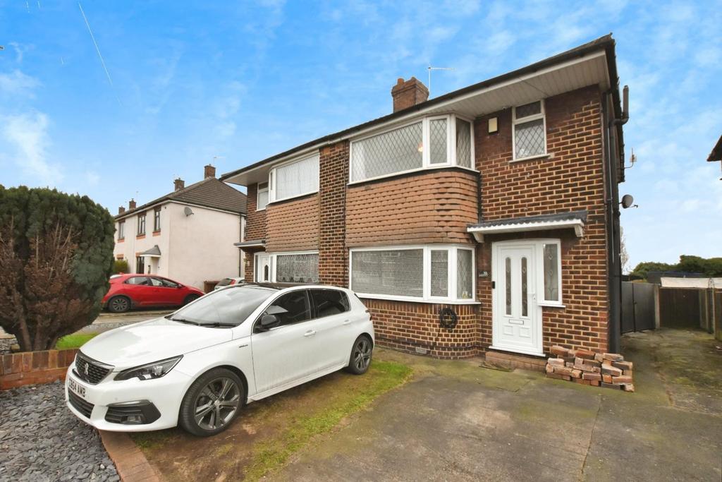 Sandhouse Crescent, Scunthorpe 3 bed semi-detached house - £130,000