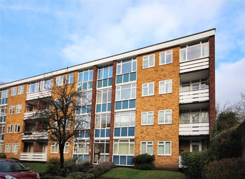Radstone Court, Woking GU22 2 bed flat - £1,550 pcm (£358 pw)