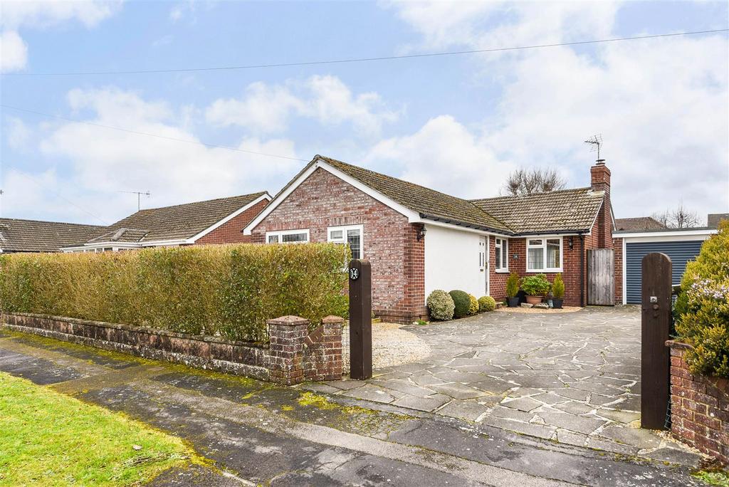 Clanfield, Hampshire 3 bed detached bungalow - £525,000