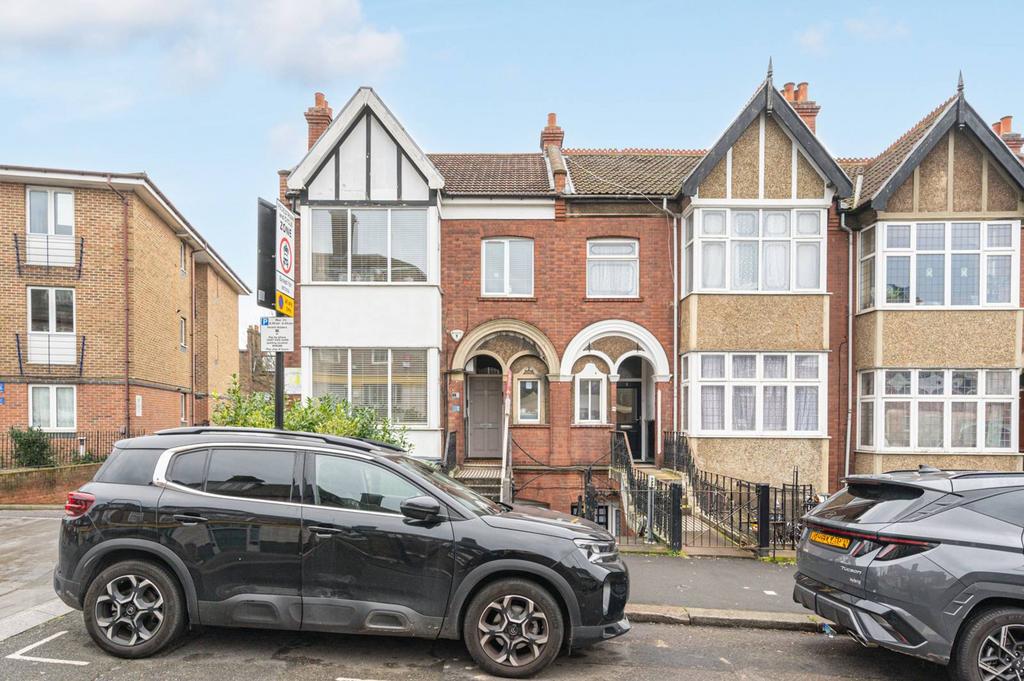 Babington Road, Streatham, London, SW16 2 bed flat for sale - £420,000
