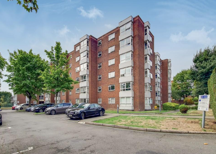 Raffles House, London 3 bed flat - £2,400 pcm (£554 pw)