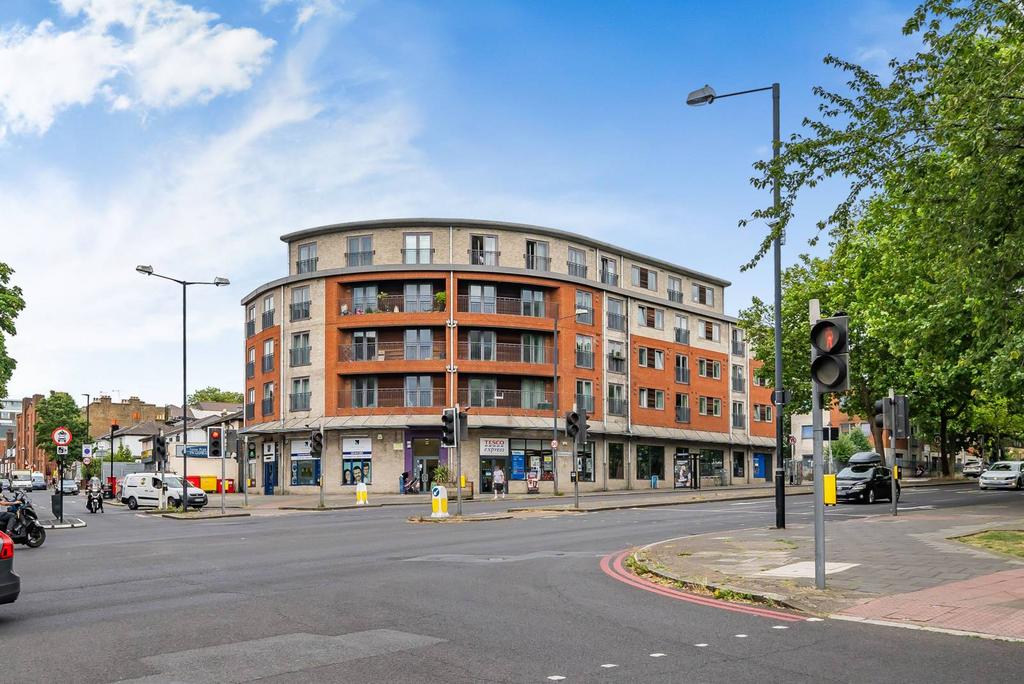 Streatham, SW2, Streatham Hill... 2 bed flat - £3,100 pcm (£715 pw)