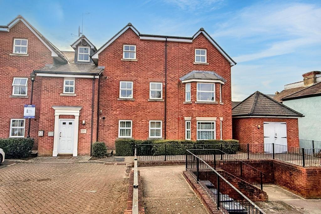 Salisbury 2 bed flat for sale - £185,000