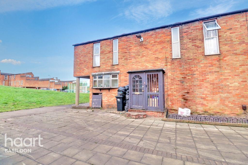 Beeston Courts, Basildon 3 bed end of terrace house - £290,000