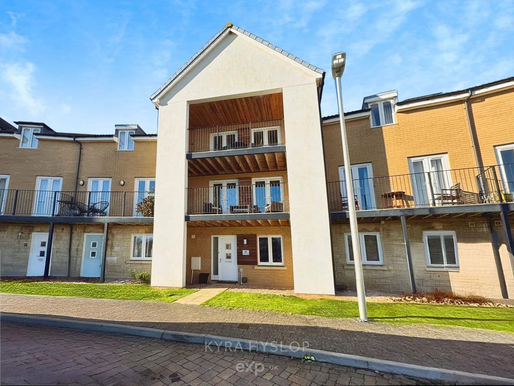 Admiral Way, Exeter EX2 4 bed terraced house - £400,000