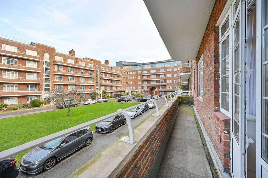 Barons Keep, Barons Court, London, W14 2 bed flat - £2,900 pcm (£669 pw)