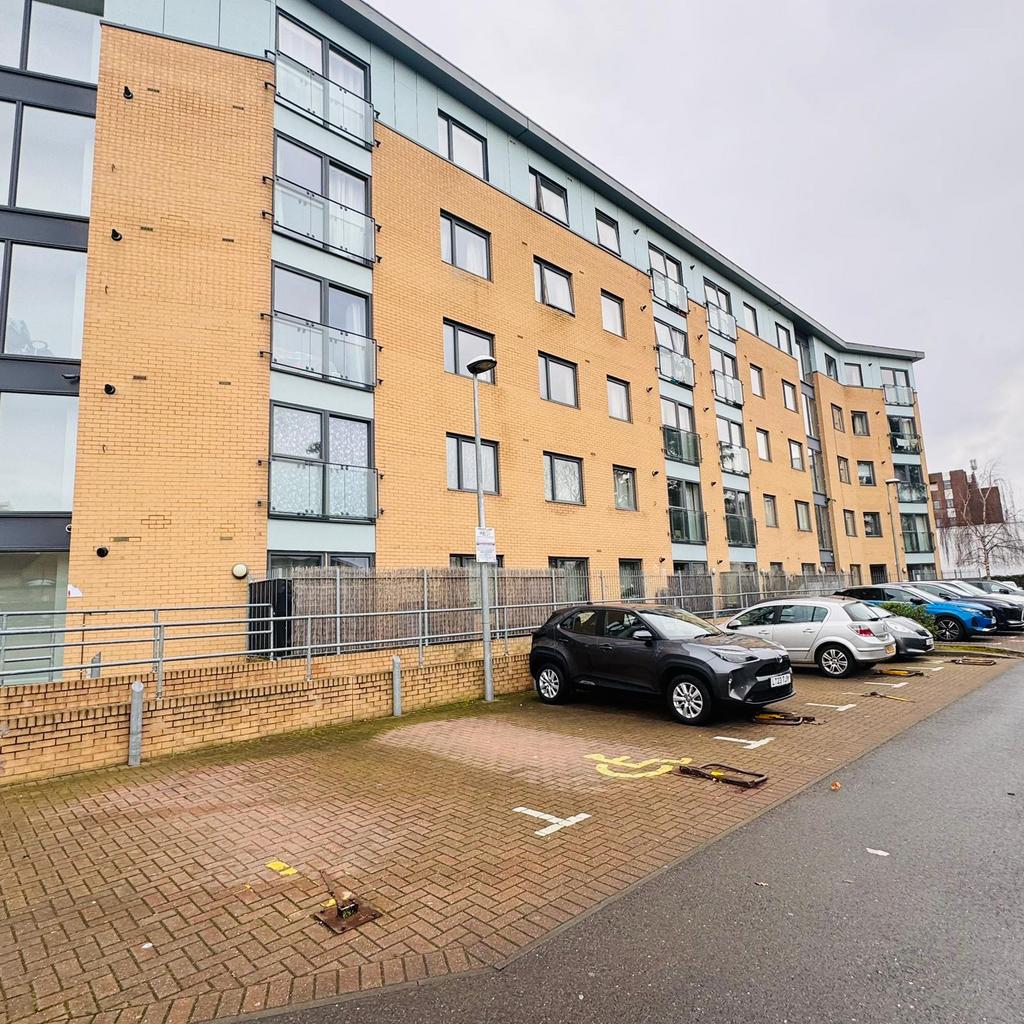 92a Bath Road, TW3 2 bed flat - £1,850 pcm (£427 pw)