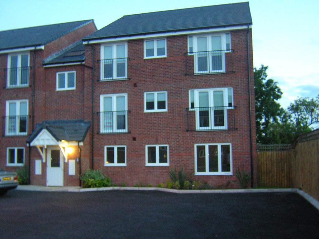 Oakwood Grove, Radcliffe, Manchester 2 bed flat for sale - £110,000