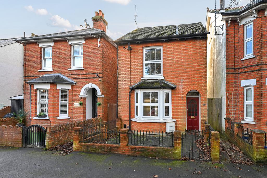 Osborne Road, Farnborough, GU14 6AF 3 bed detached house - £1,775 pcm ...