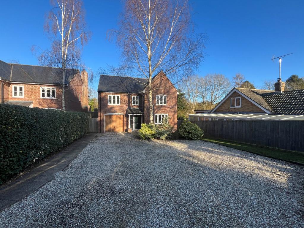 Oak Road, Watchfield, Swindon... 4 bed detached house - £2,500 pcm (£ ...