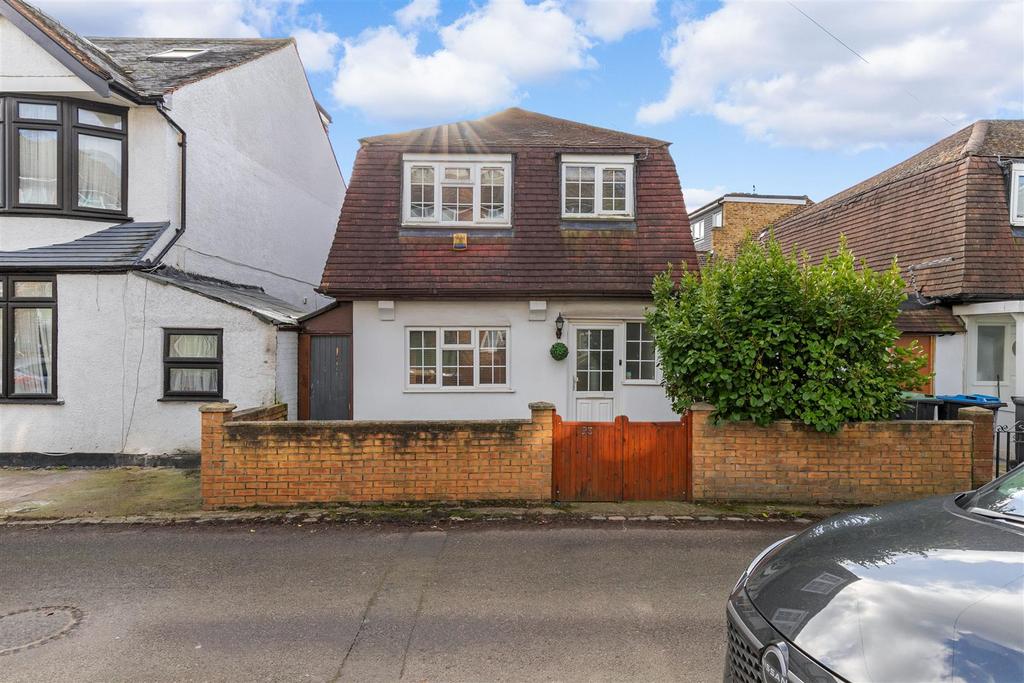 Sunny Bank, London 2 bed detached bungalow - £460,000